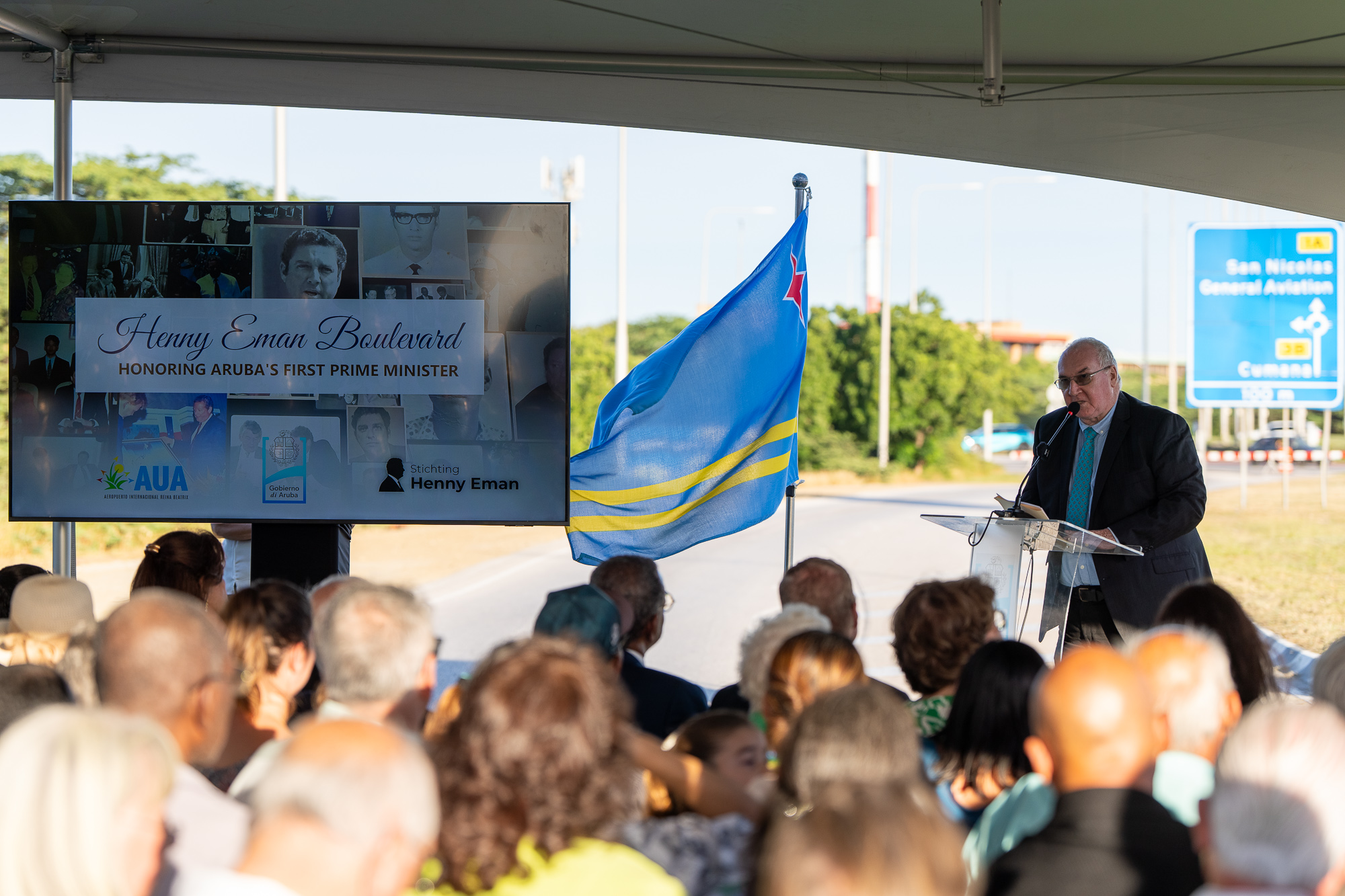 James Hepple a repasa e contribucion di Henny Eman den turismo