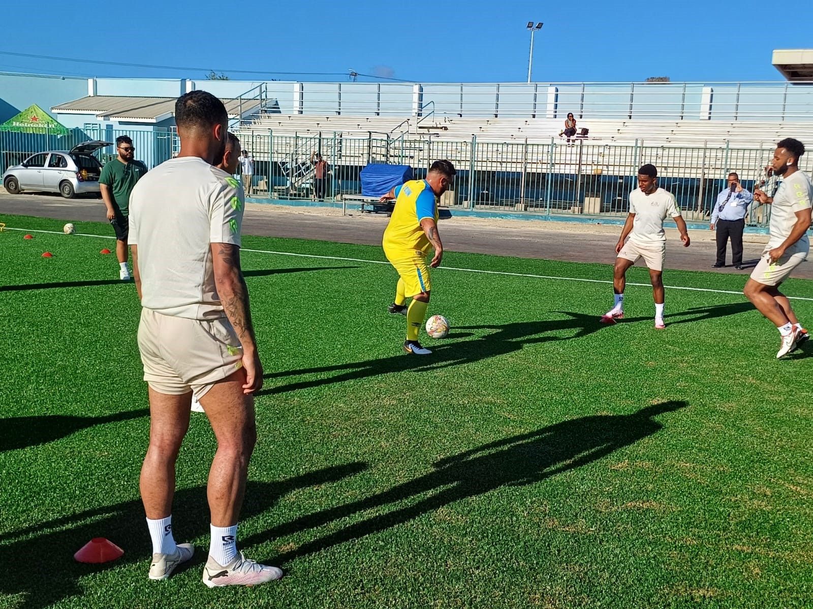 Jeon y Minister Endy Croes a train cu Seleccion Nacional di Aruba