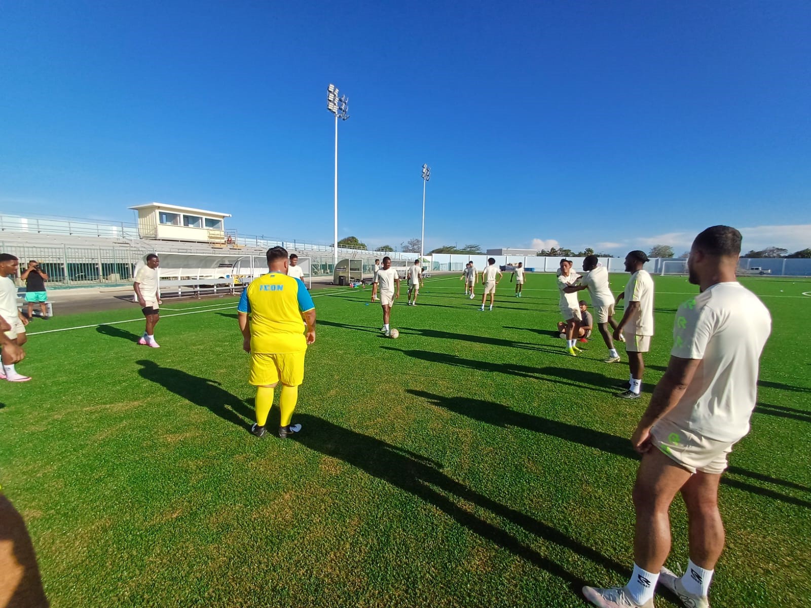 Jeon y Minister Endy Croes a train cu Seleccion Nacional di Aruba