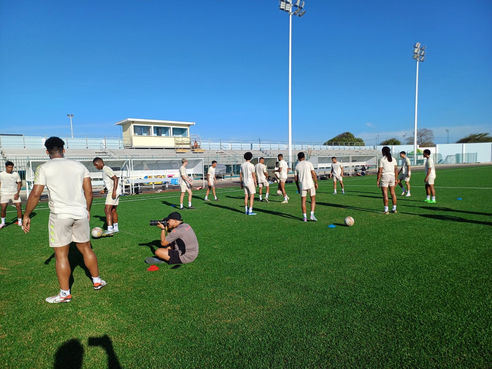 Jeon y Minister Endy Croes a train cu Seleccion Nacional di Aruba