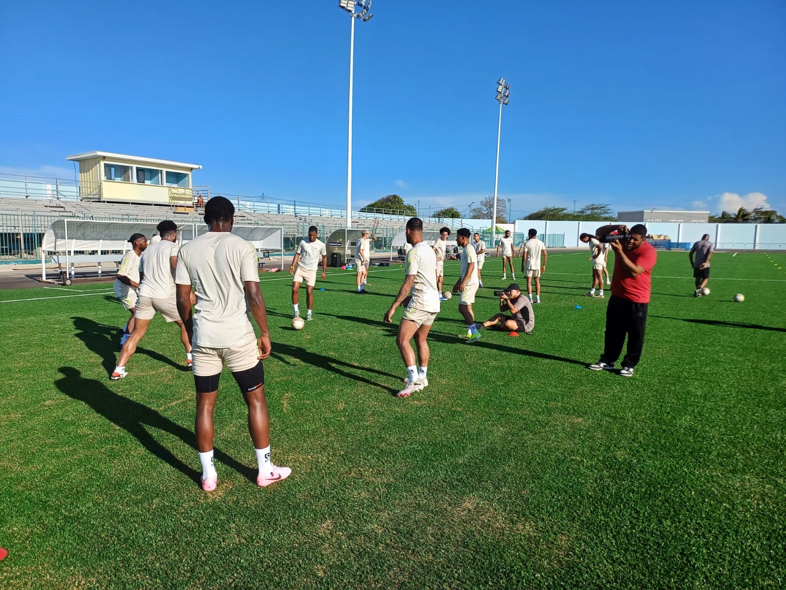 Jeon y Minister Endy Croes a train cu Seleccion Nacional di Aruba