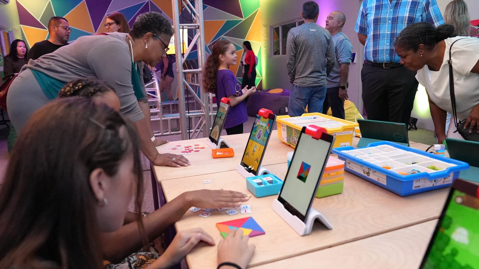 Aruba a conoce su prome Tech Lab na un Scol Basico