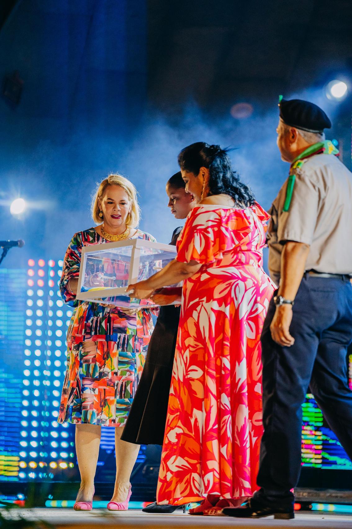 Mandatarionan a haci entrega di e bandera oficial di Aruba na Scout ...