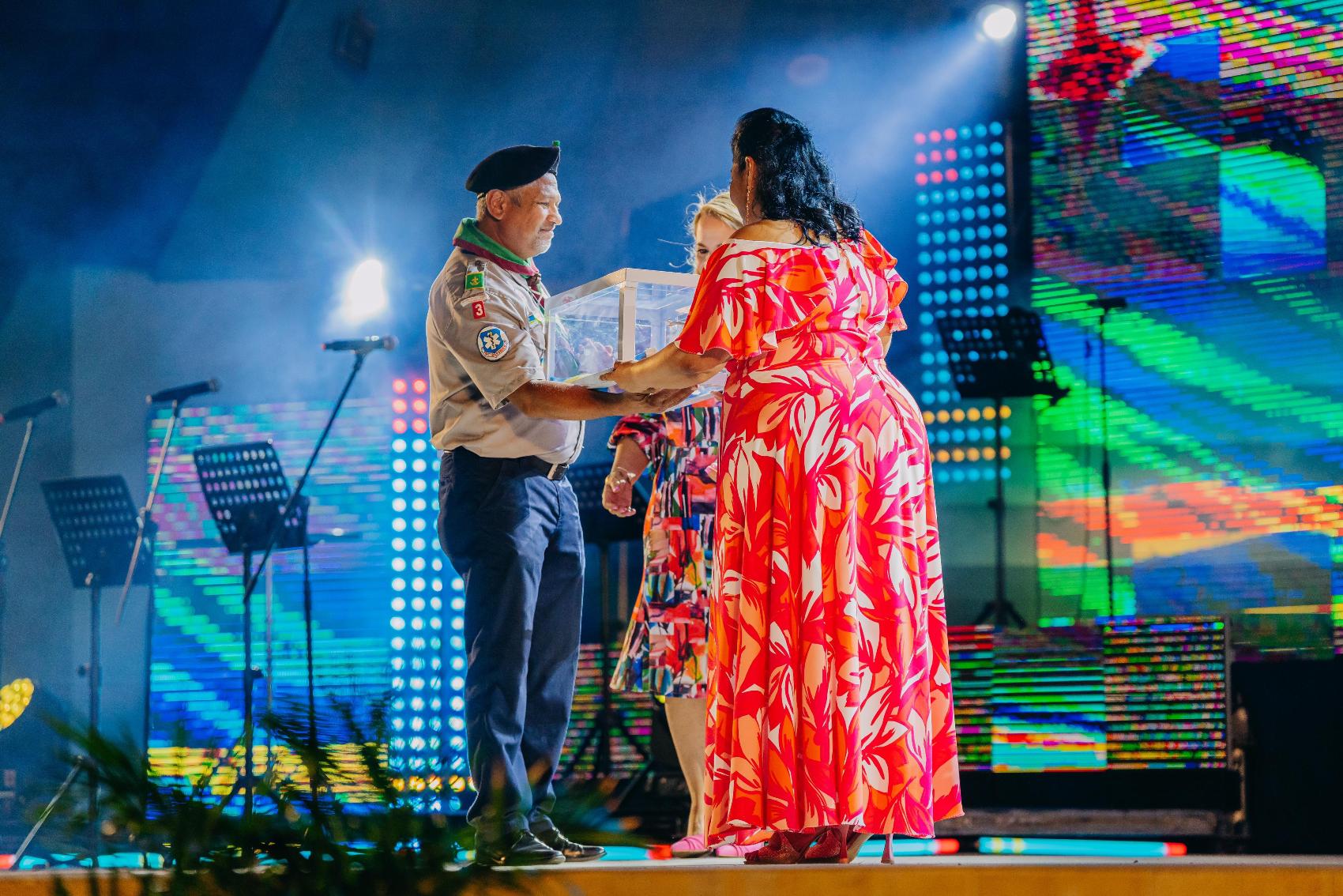 Mandatarionan a haci entrega di e bandera oficial di Aruba na Scout ...