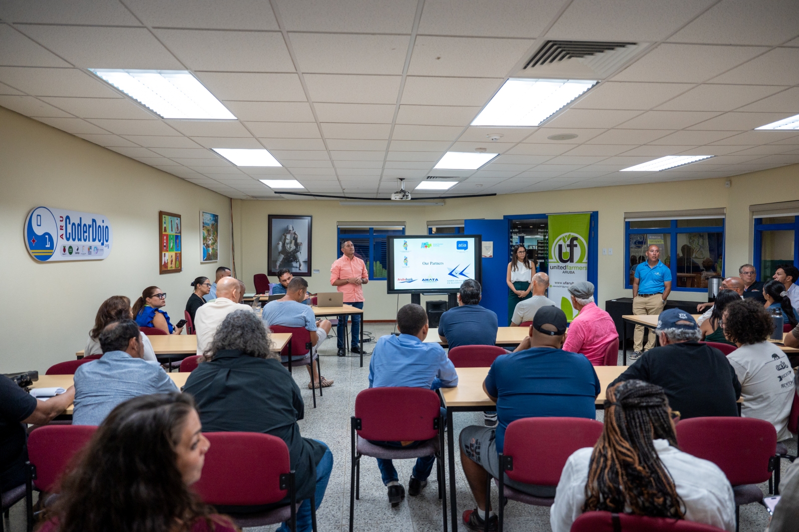 Minister Arends y su ekipo a presenta e maneho nobo di sector primario
