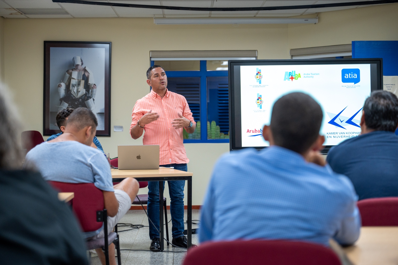 Minister Arends y su ekipo a presenta e maneho nobo di sector primario