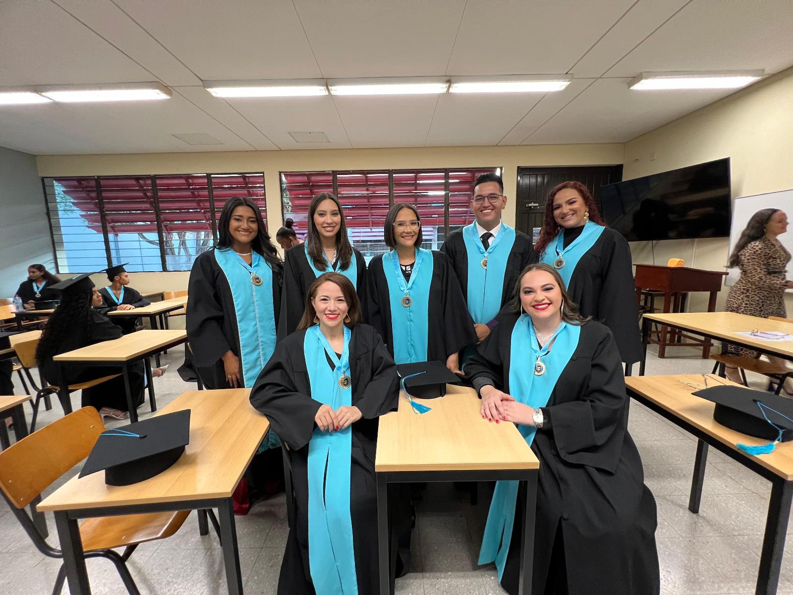 Minister Endy Croes ta felicita e 13 docentenan di Aruba cu a ricibi ...