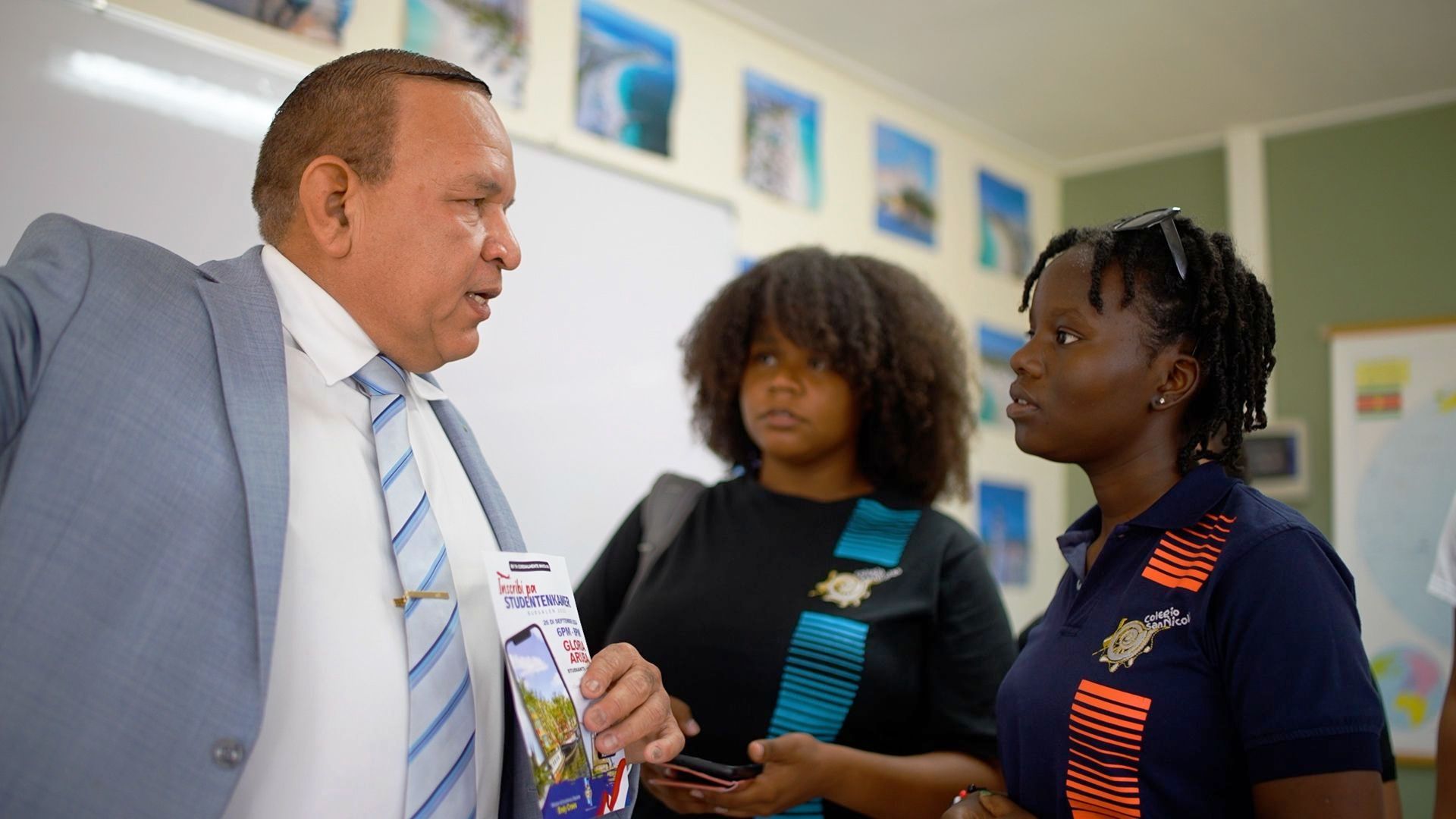 Minister Endy Croes ta invita e alumnonan di HAVO 4 y 5 di Colegio ...