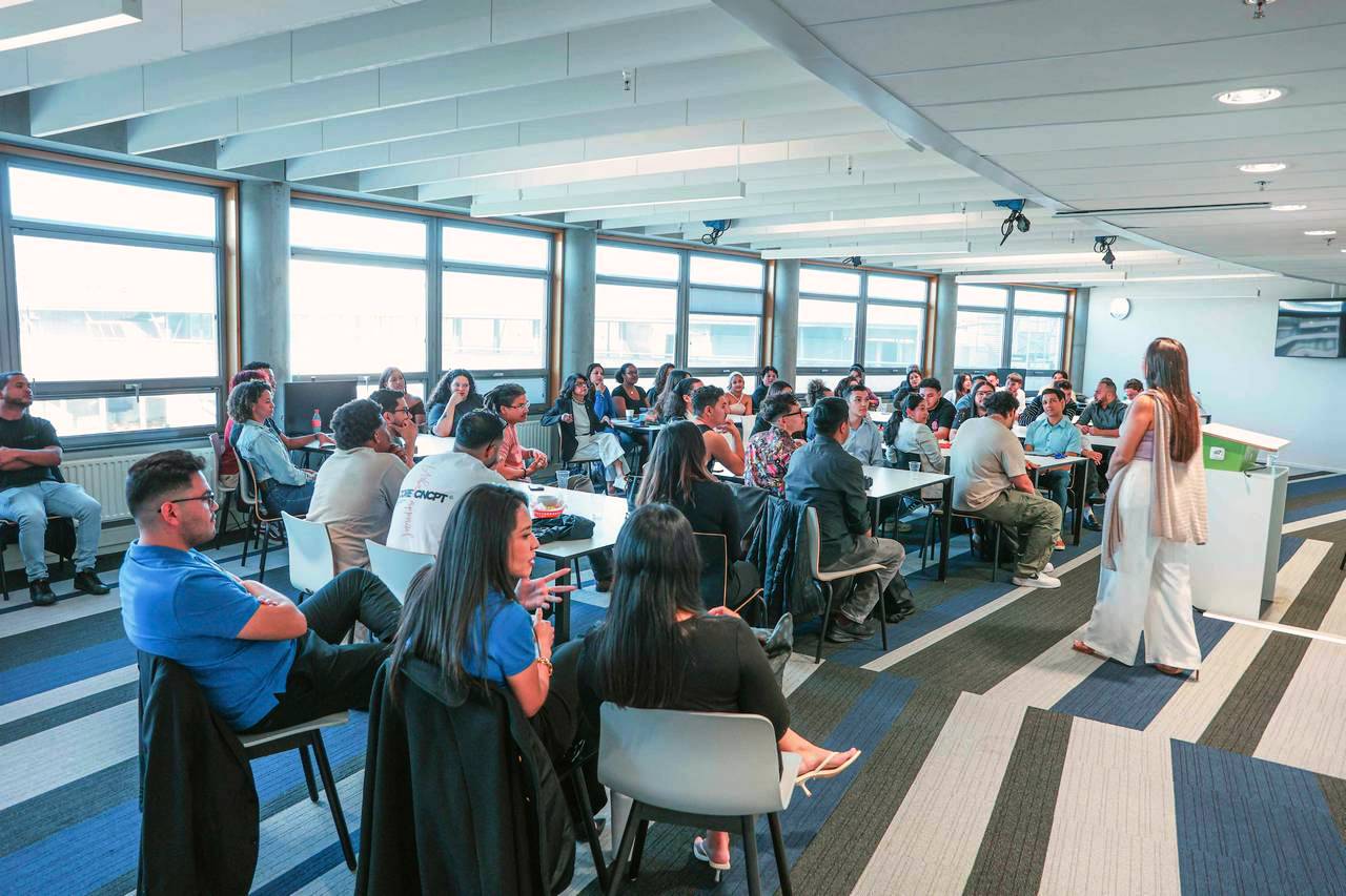 Minister Gerlien Croes a conecta cu studiantenan Arubiano na Hulanda