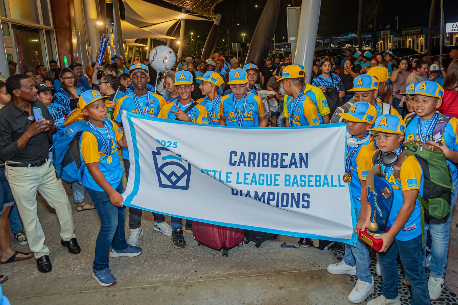 Minister Gerlien Croes ta felicita e campeonnan di Little League di Aruba