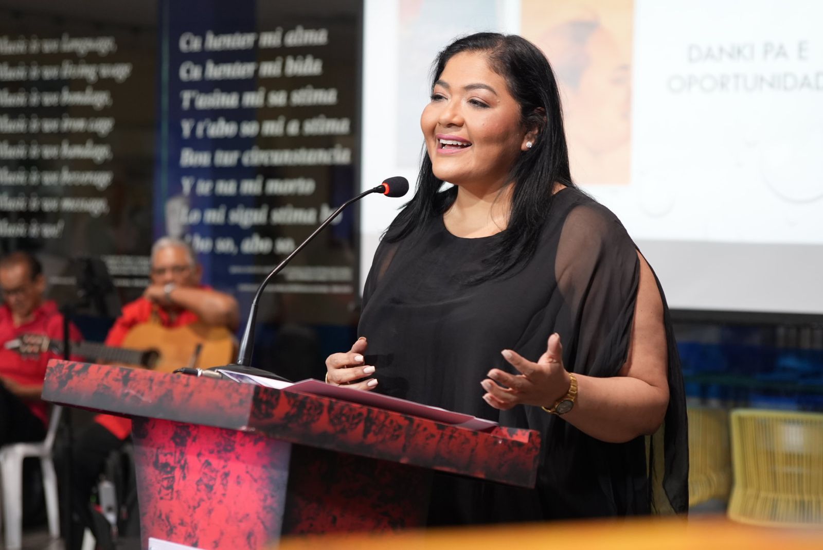 Minister Maduro di Cultura felicita Clarette Quandus cu buki nobo ...