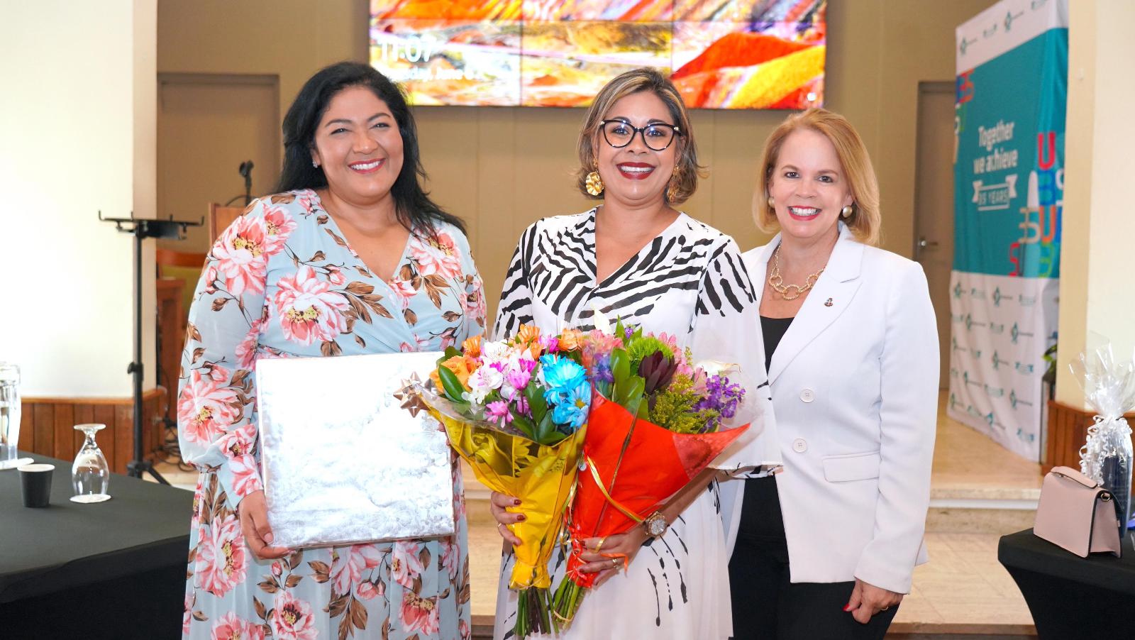 Minister Maduro ta felicita Luenne Gomez-Pieters cu a caba su estudio ...