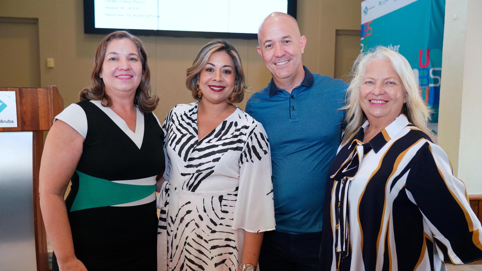 Minister Maduro ta felicita Luenne Gomez-Pieters cu a caba su estudio ...