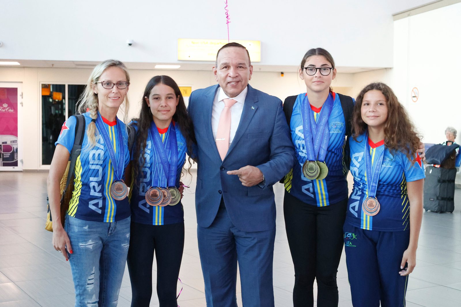 Minister di Deporte a ricibi tri-aletanan cu a participa den CARIFTA ...