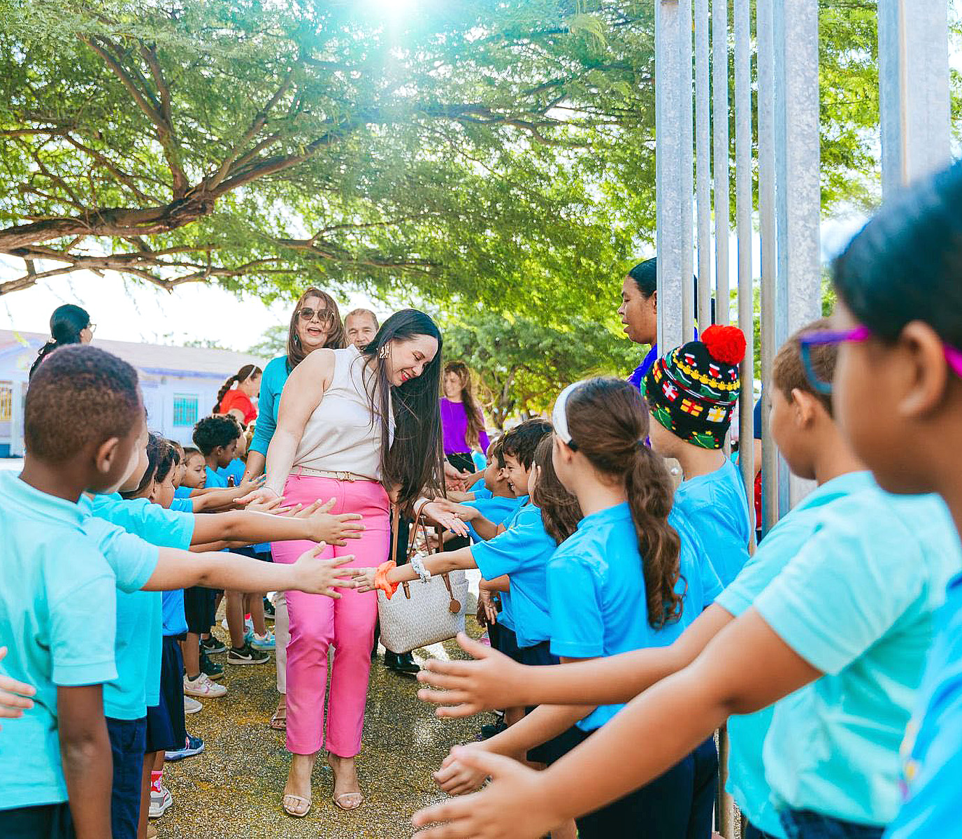 Ministro Gerlien Croes a bishita Colegio Conrado Coronel
