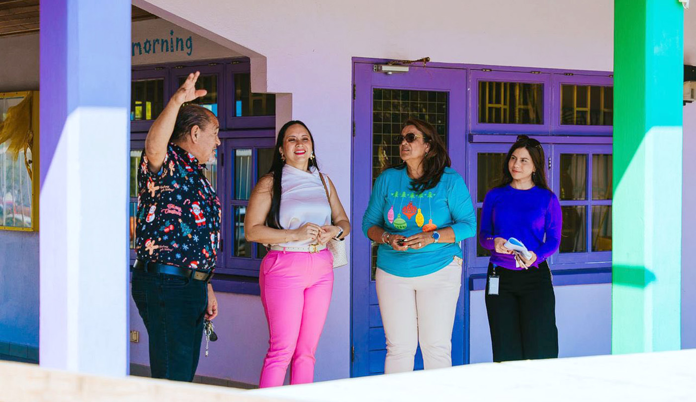 Ministro Gerlien Croes a bishita Colegio Conrado Coronel