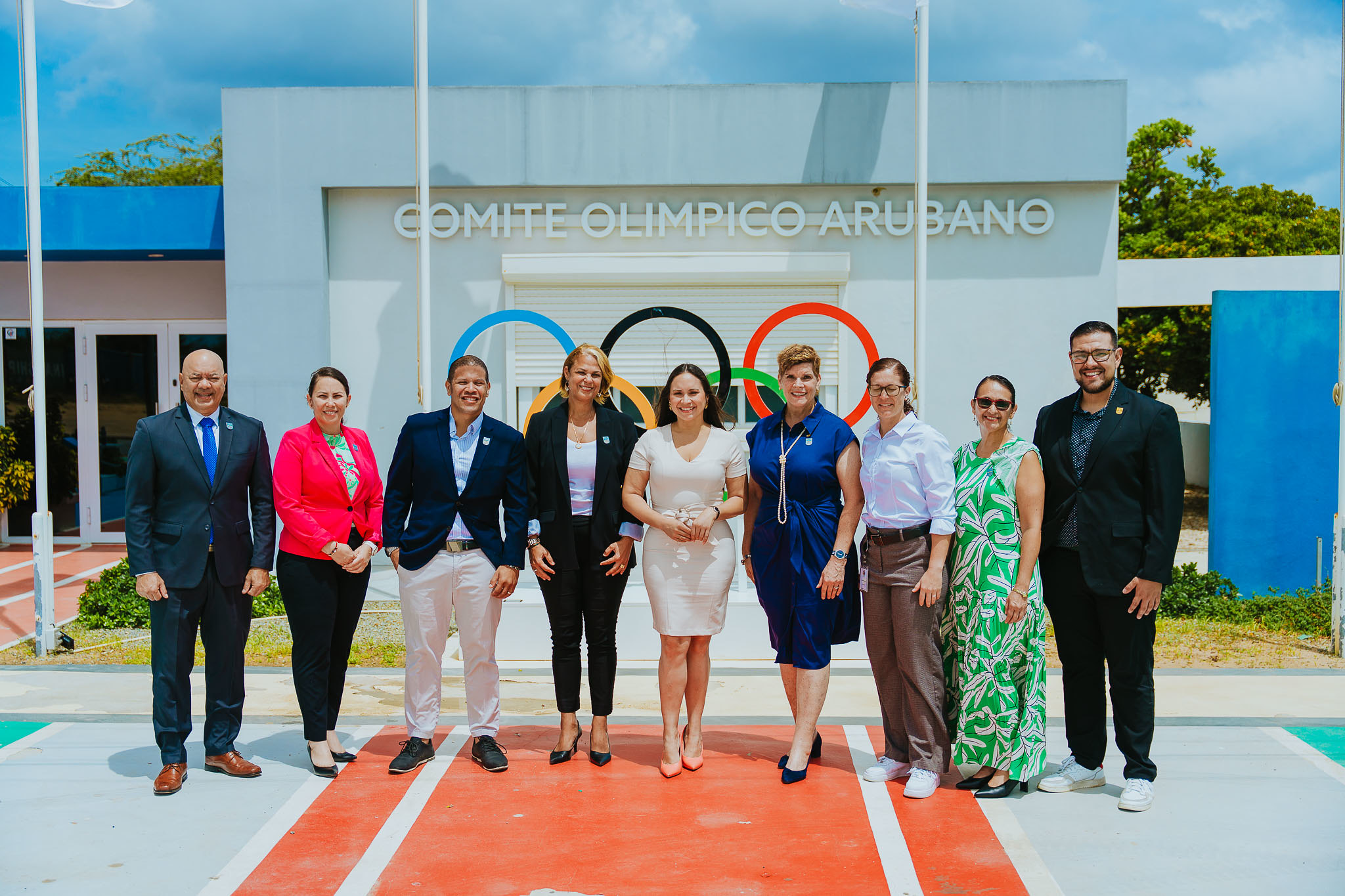 Ministro Gerlien Croes cu bishita na Comite Olimpico Arubano