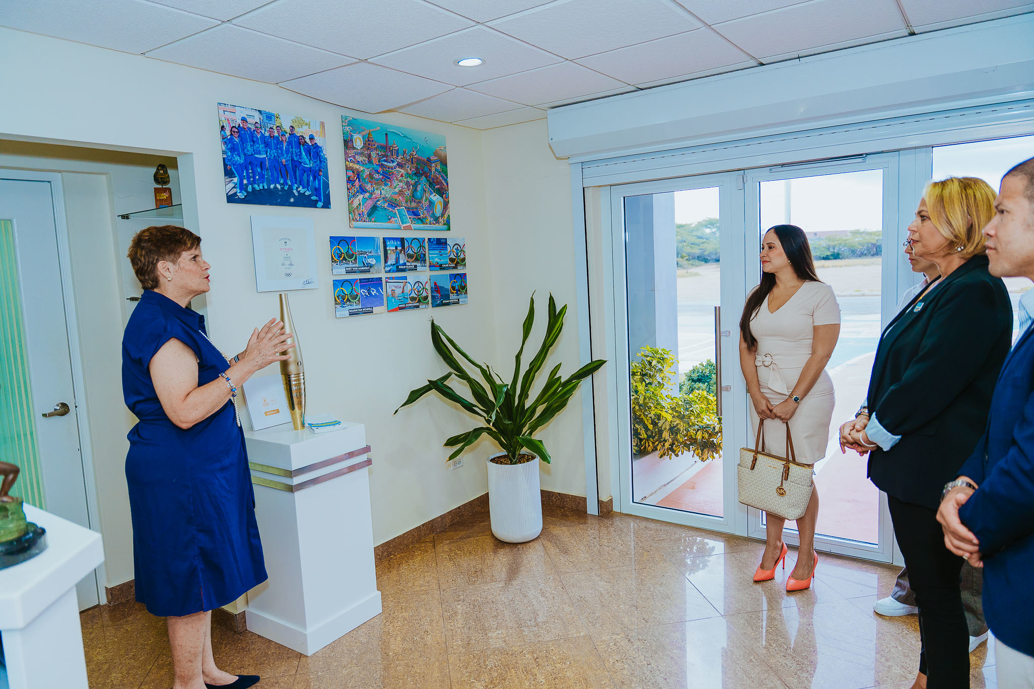 Ministro Gerlien Croes cu bishita na Comite Olimpico Arubano