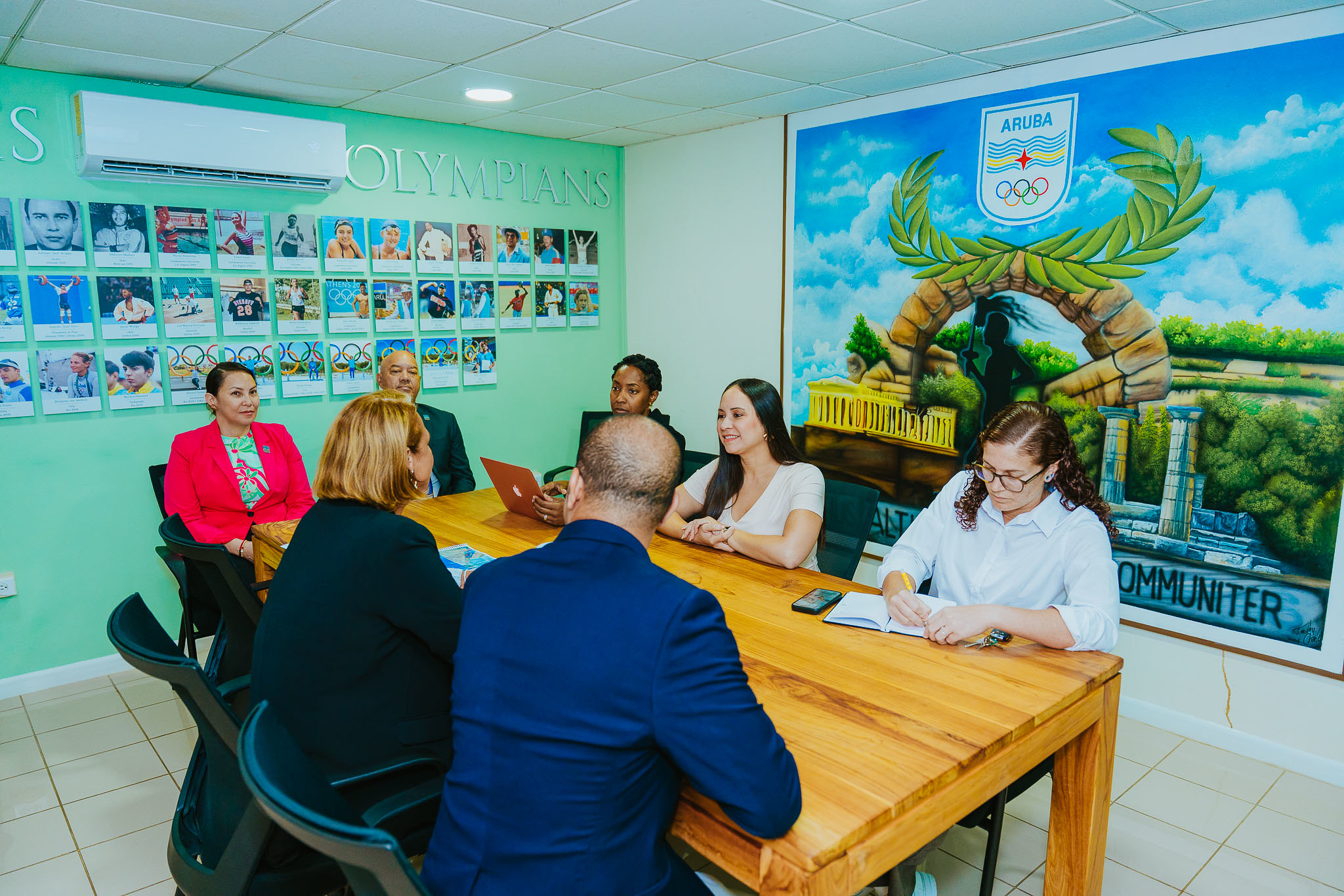 Ministro Gerlien Croes cu bishita na Comite Olimpico Arubano