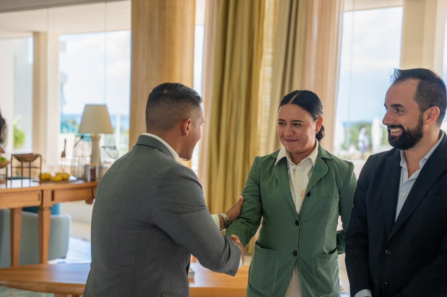 Ministro Wendrick Cicilia a pasa saluda empleadonan di JOIA Aruba