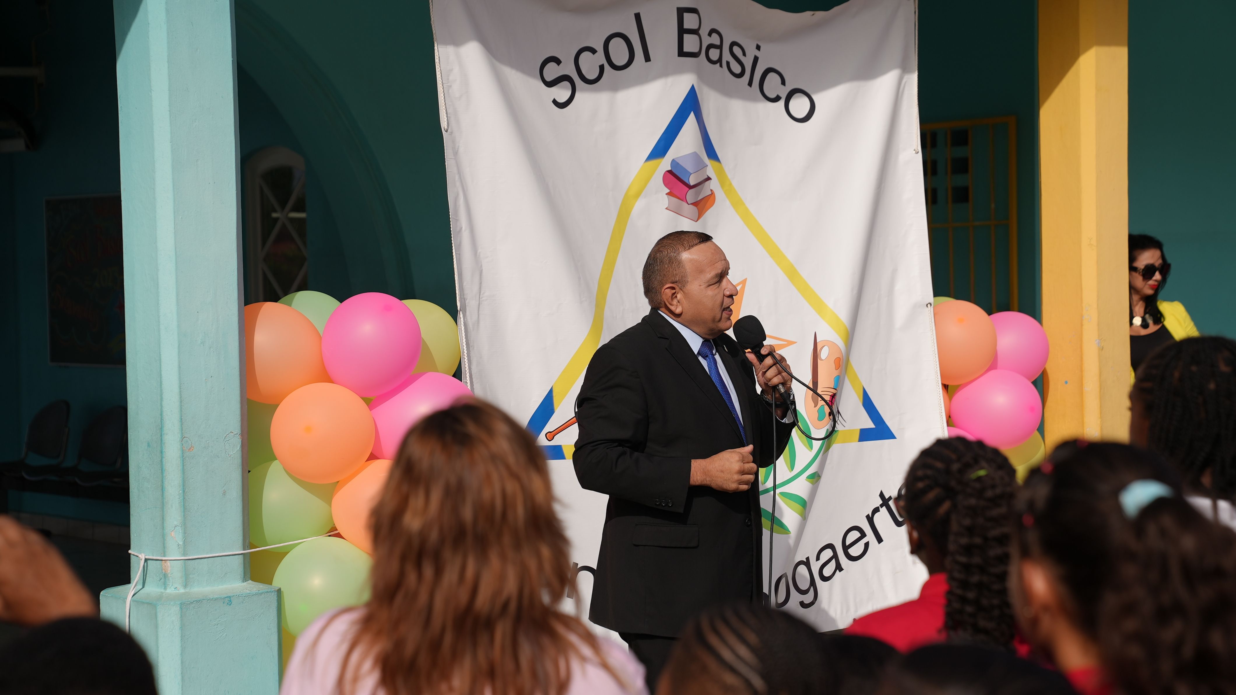 Ministro a bishita Scol Basico Xander Bogaerts riba prome dia di scol