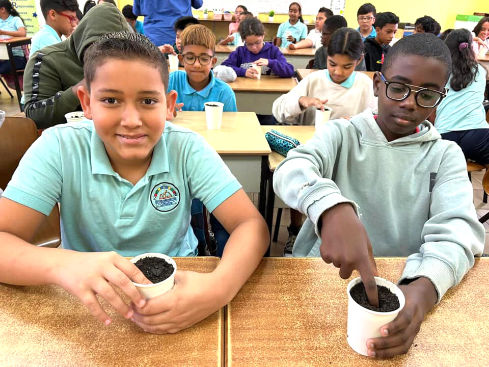 Muchanan di St. Dominicus College a haya sa con pa planta mata