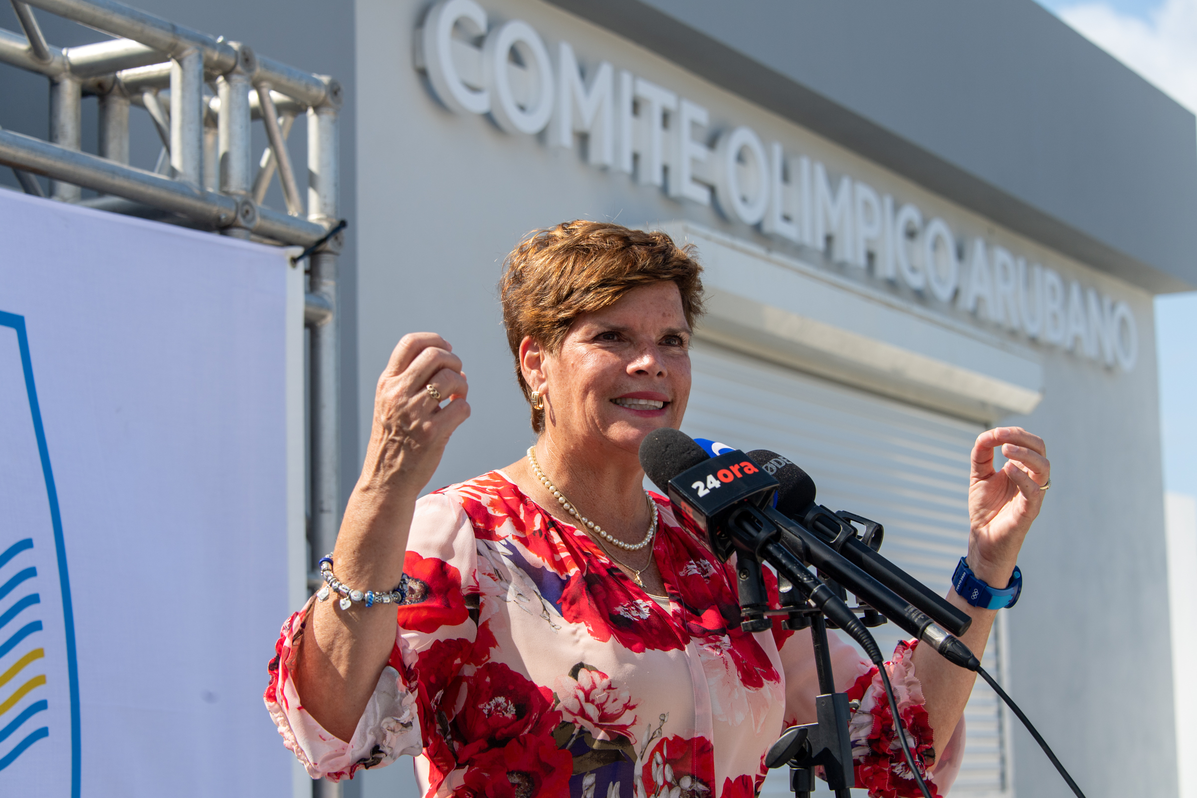 Nicole Hoevertsz contento cu bishita di Thomas Bach y e delegacion di ...