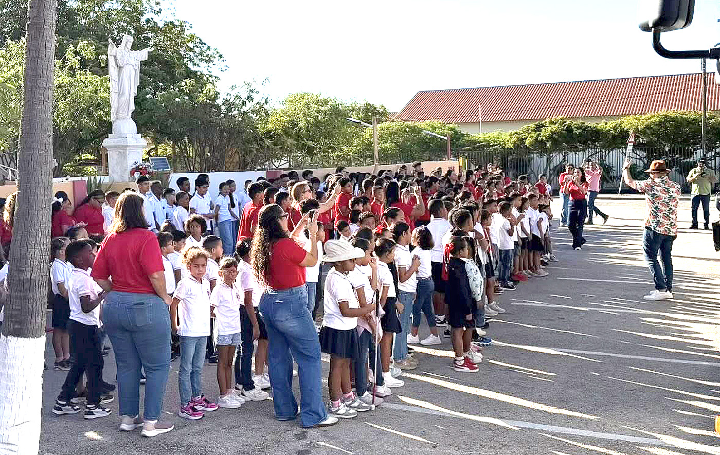 Paranda Nacional di Dande Escolar a bishita Colegio Sagrado Curazon na ...