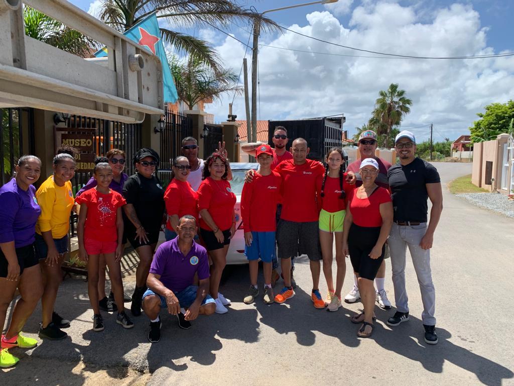 Parlamentario Molina mustrando cu Hazaña Heintje Ras ta ehempel pa nos tur