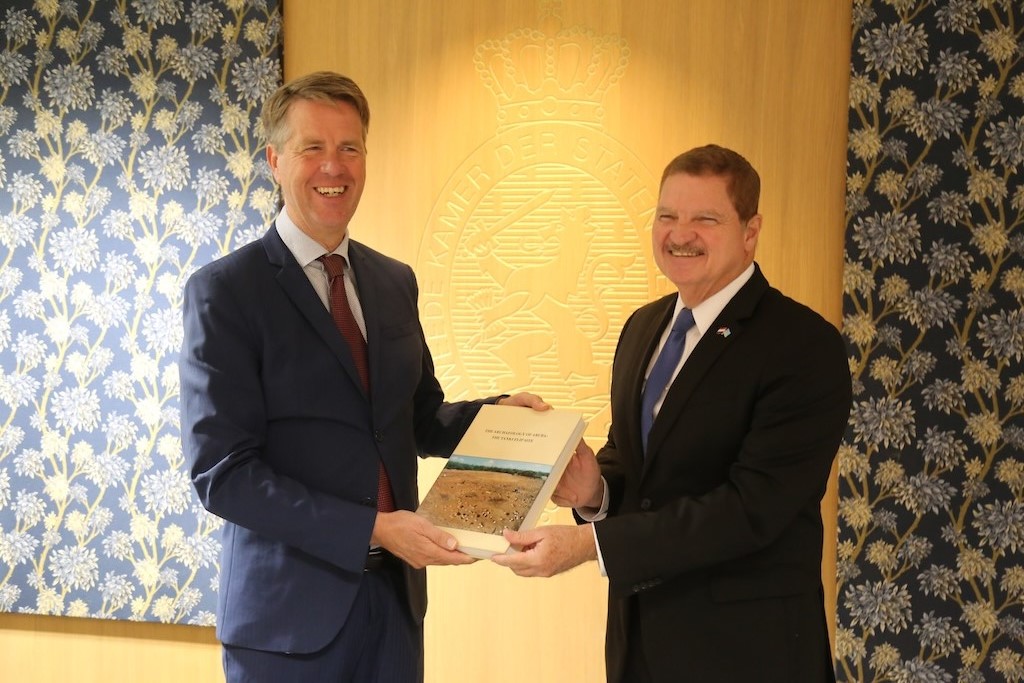 Prome Minister Mike Eman presente na Tweede Kamer