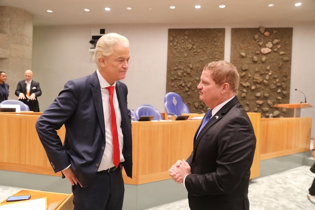 Prome Minister Mike Eman presente na Tweede Kamer