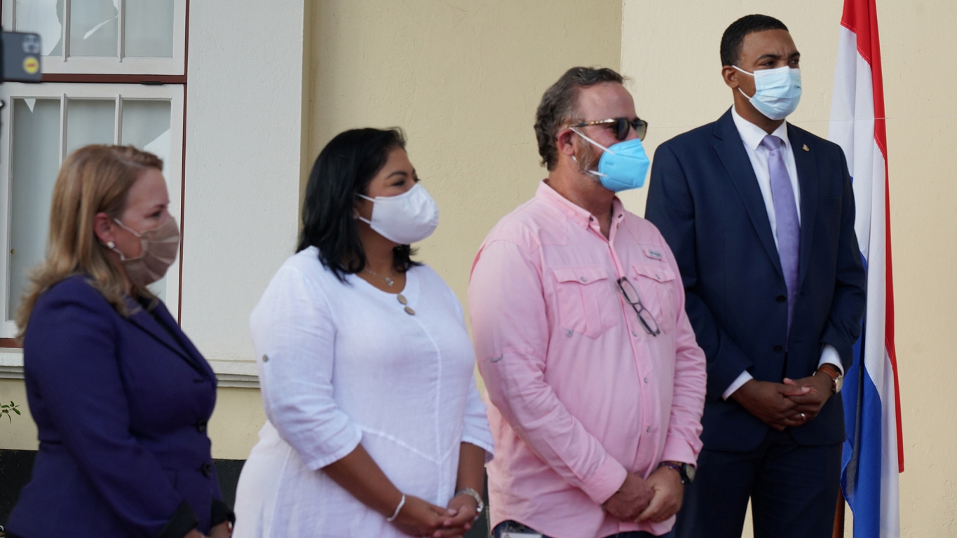 Prome Minister a entrega bandera di Aruba na atleta paralimpico Elliott ...