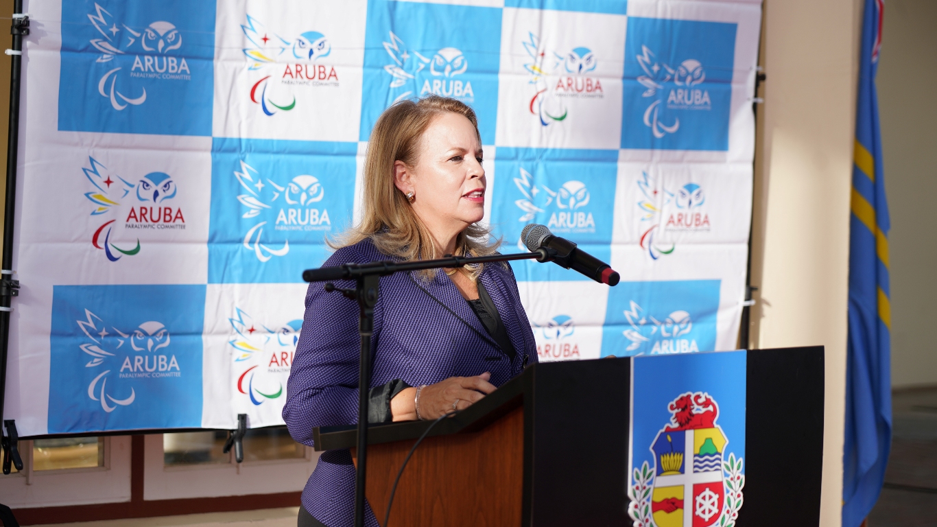 Prome Minister a entrega bandera di Aruba na atleta paralimpico Elliott ...