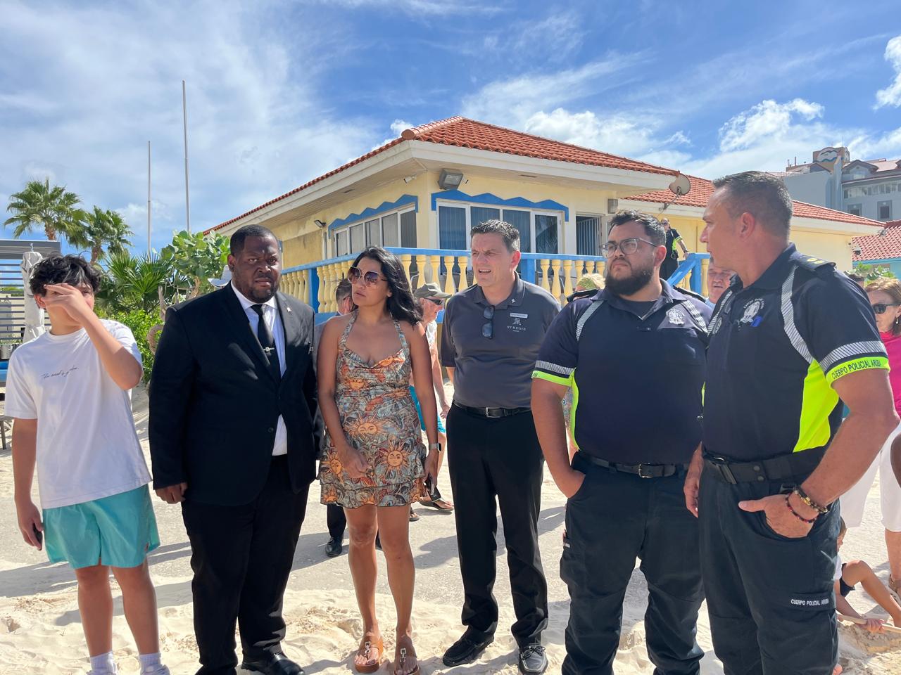 Protesta dilanti St. Regis Resort pa cobamento den beach y cortamento ...