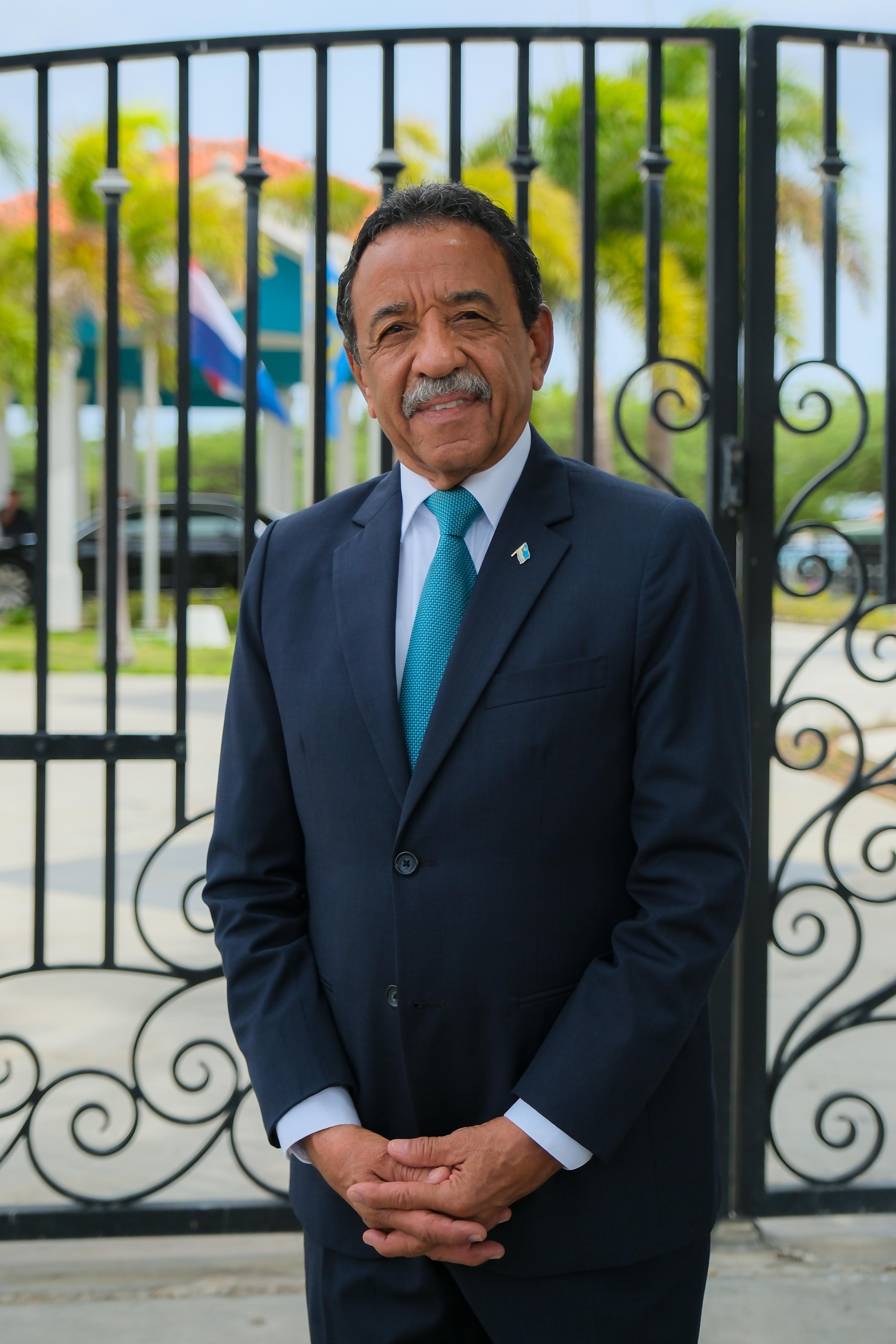 Rene ‘Baba’ Herde a huramenta como Ministro