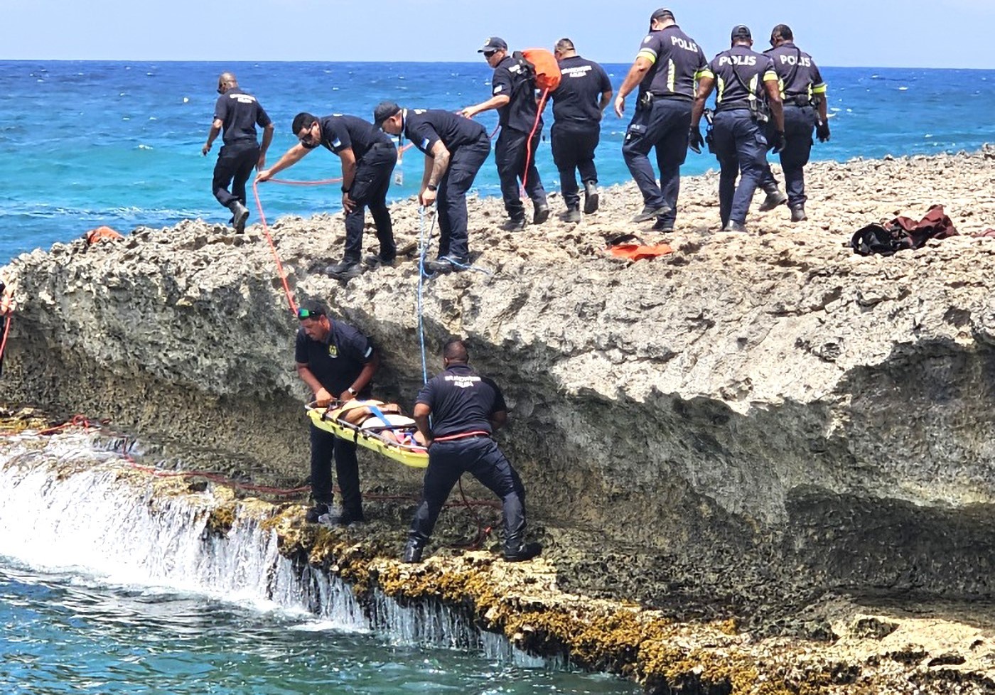 Rescate na costa panort di un turista cu a cay di baranca