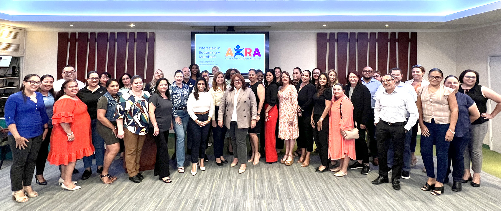 Reunion con pa mehora retencion di talento den un mercado laboral ...