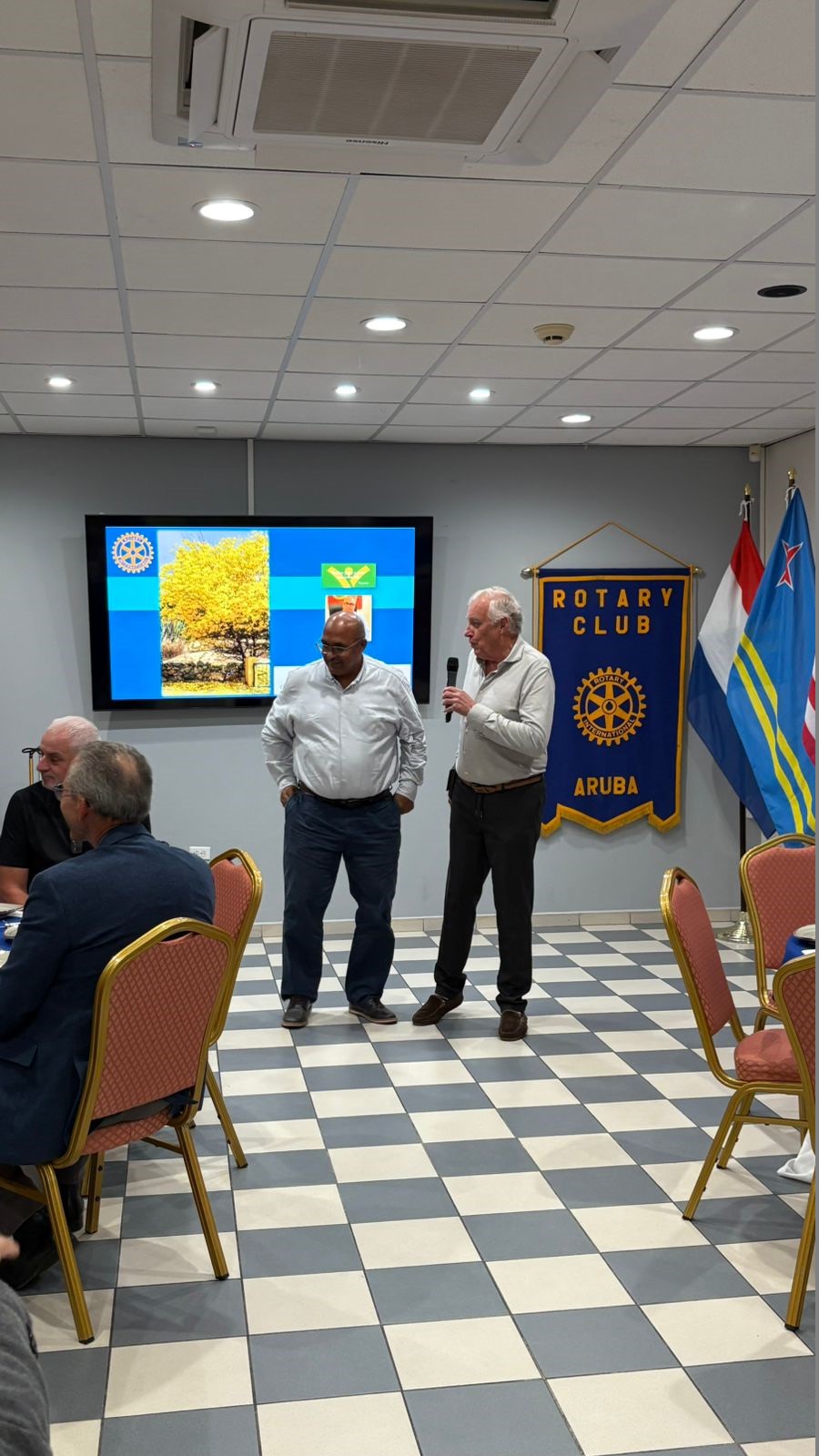 Rotary Club Aruba a honra Jeffrey Matos cu un ‘Paul Harris Award’