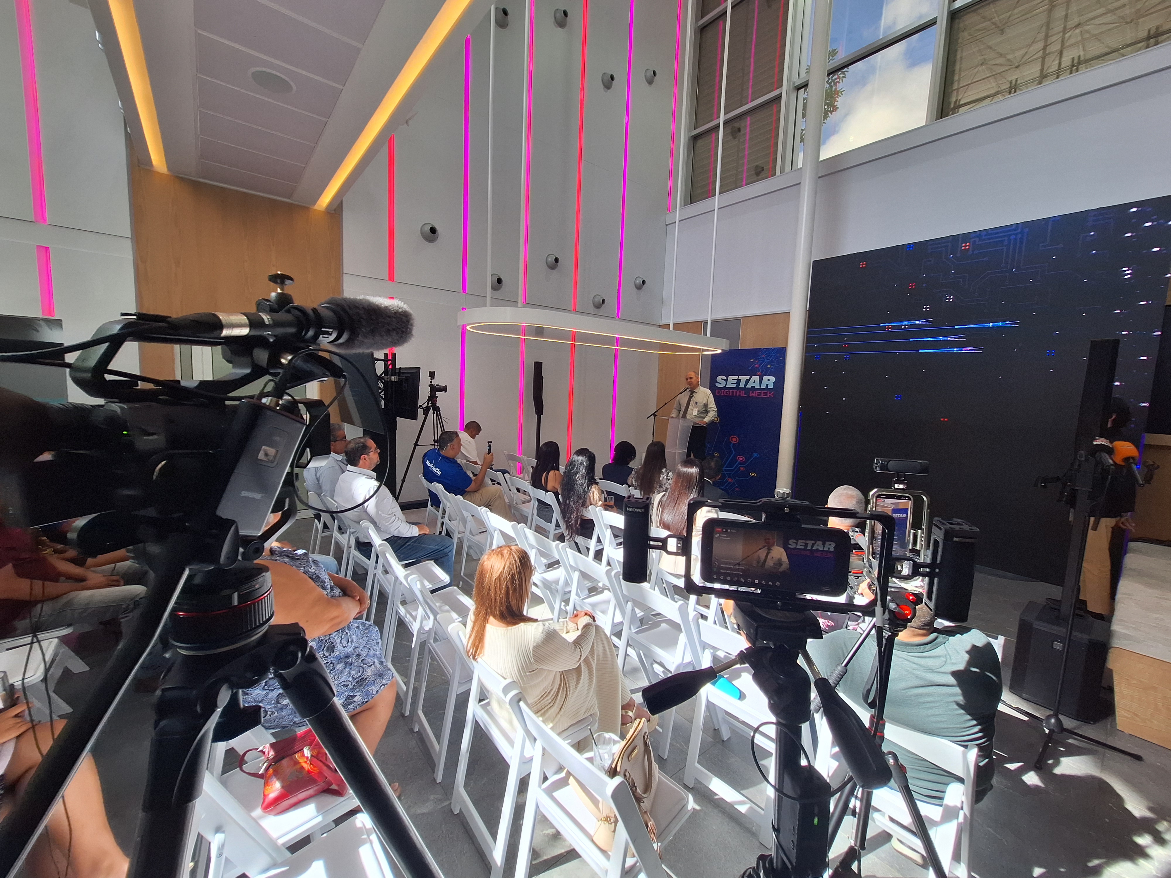 Setar y otro partnernan ta trece diferente topico dilanti durante ...