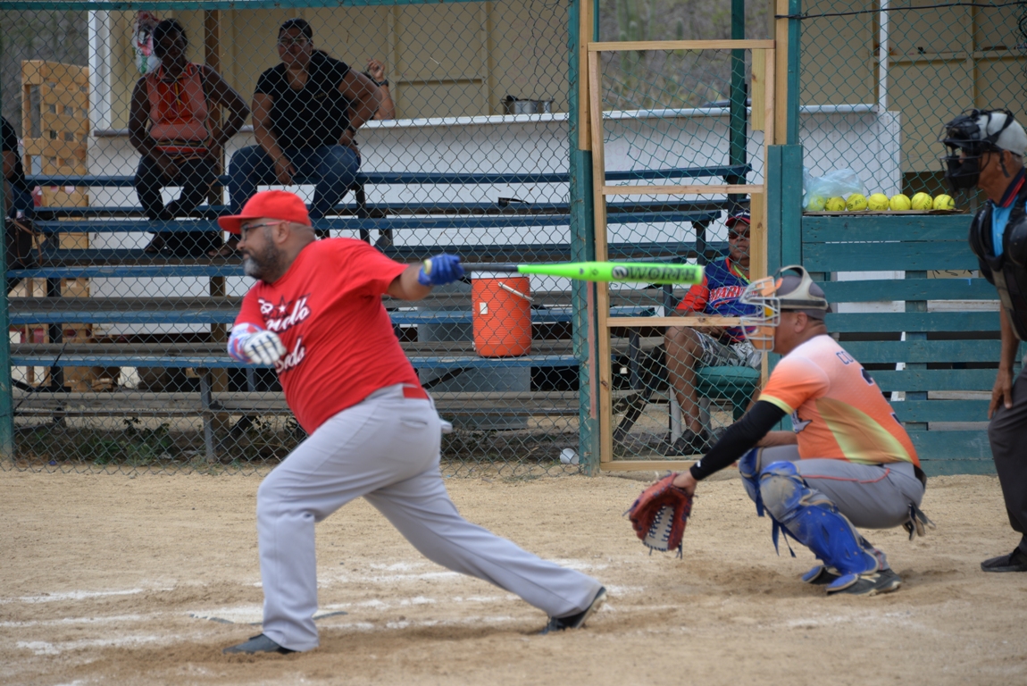Fabuloso weganan amistoso di Softball na Maria Maai veld