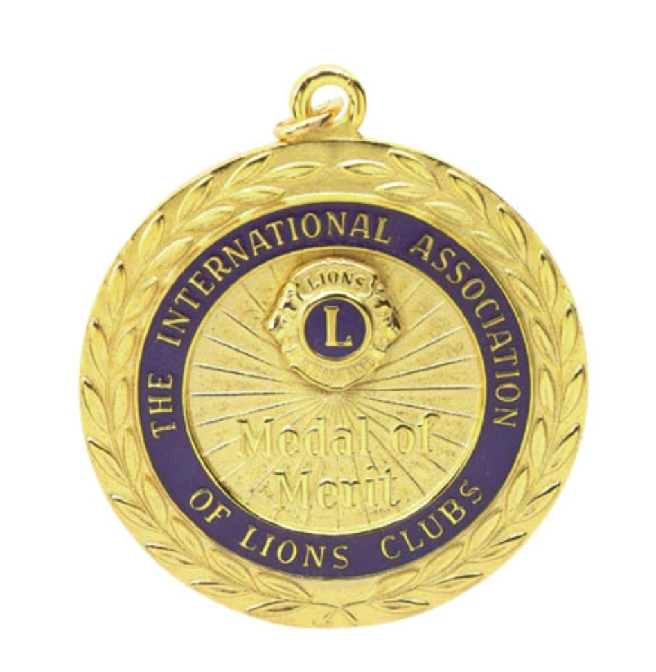 Sra. Lilly Prince a ricibi e medaya di merito for di Aruba One Happy ...