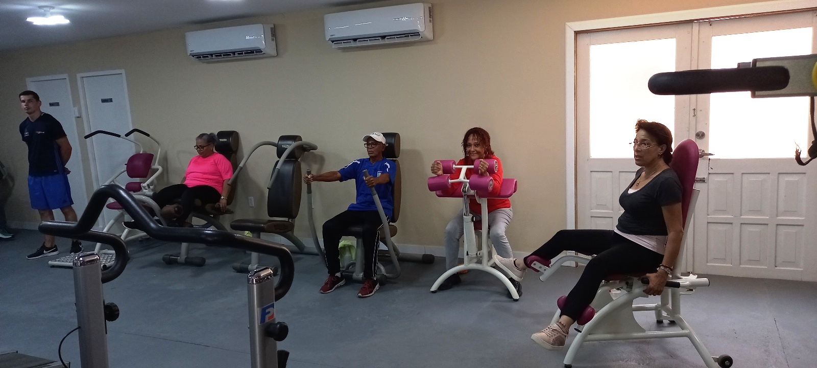 Studiantenan di CIOS Arnhem ta core stage na Club 50 plus y dunando e ...