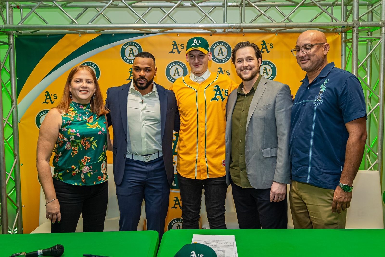 Team di MLB Oakland Athletics a firma cu hoben local Nathan Arends