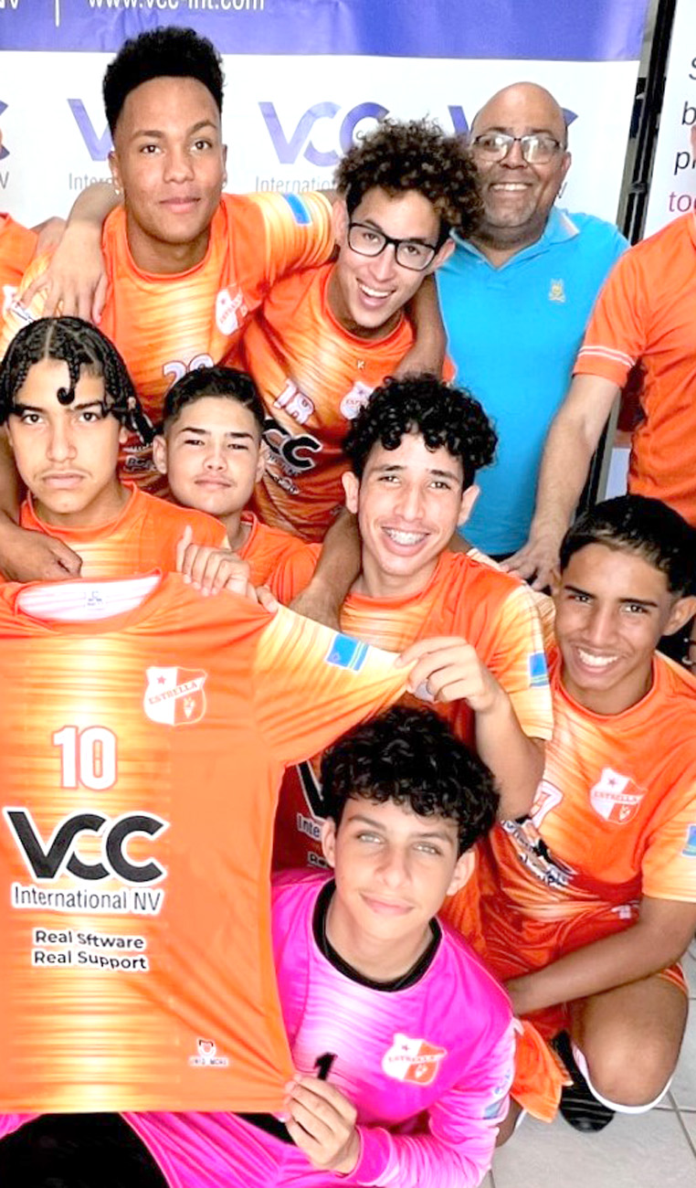 Team di SV Estrella a batisa uniform nobo na VCC International