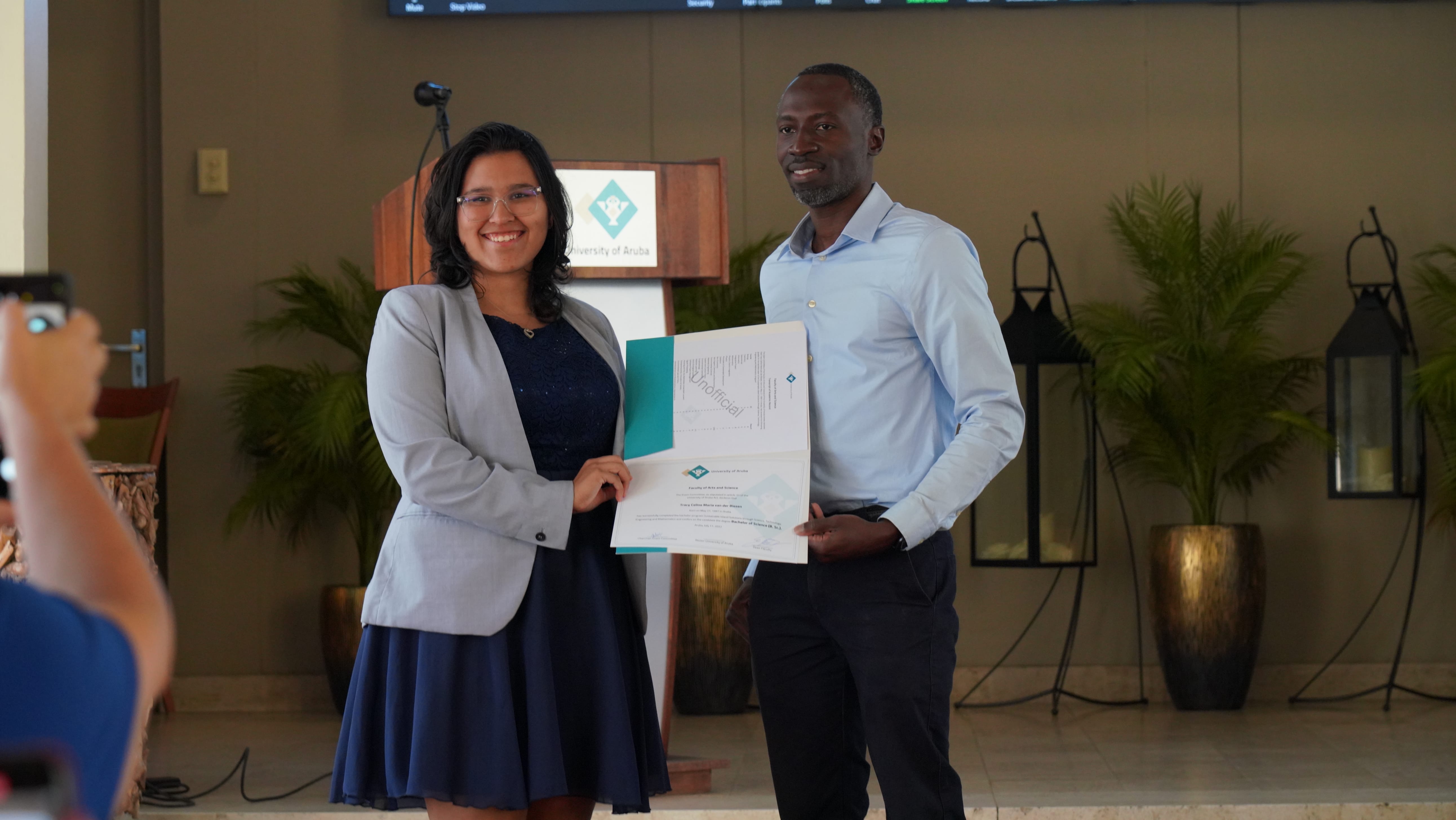 Tracy van der Biezen ta e prome graduado di SISSTEM Faculty na Aruba