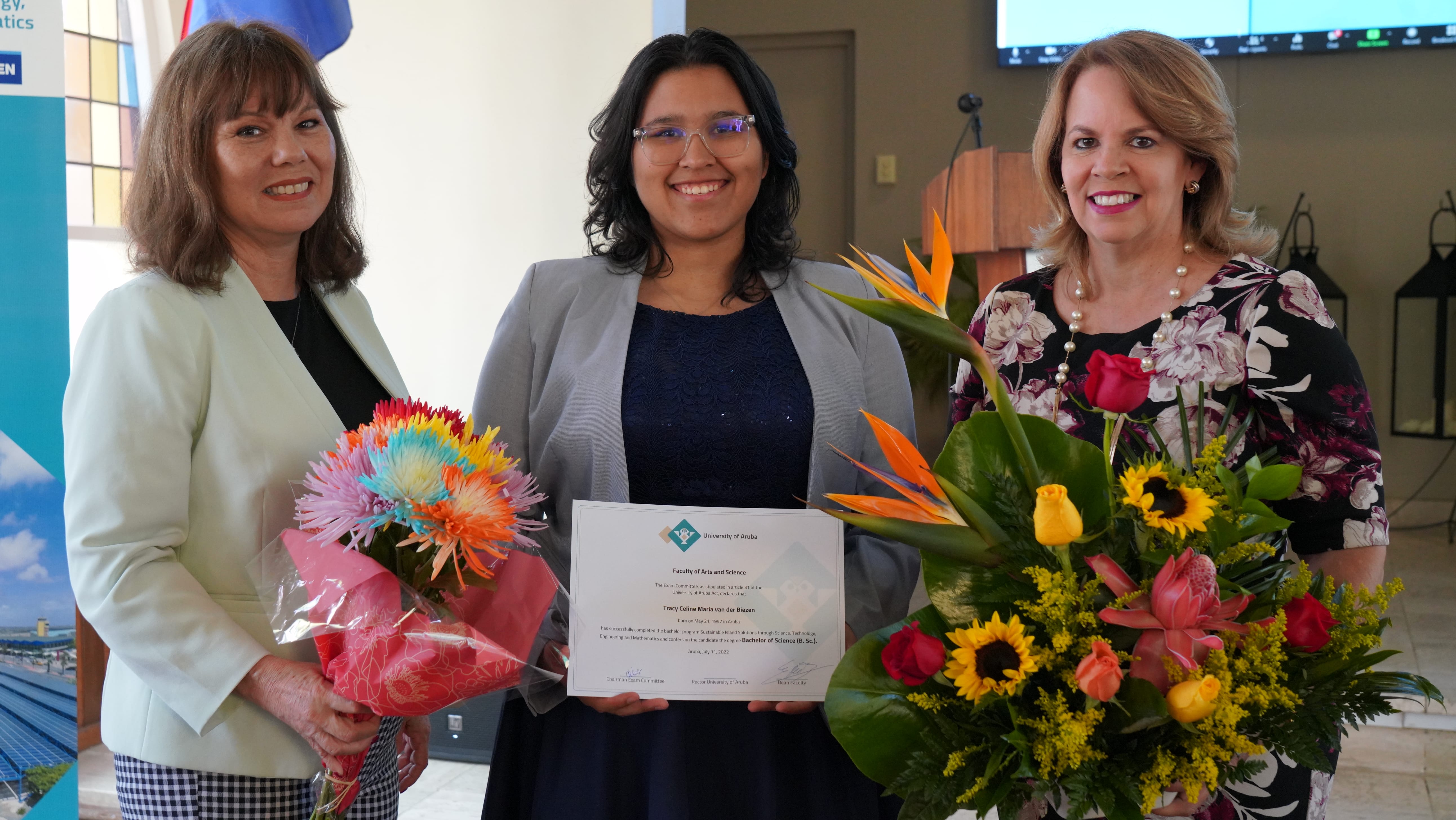 Tracy van der Biezen ta e prome graduado di SISSTEM Faculty na Aruba