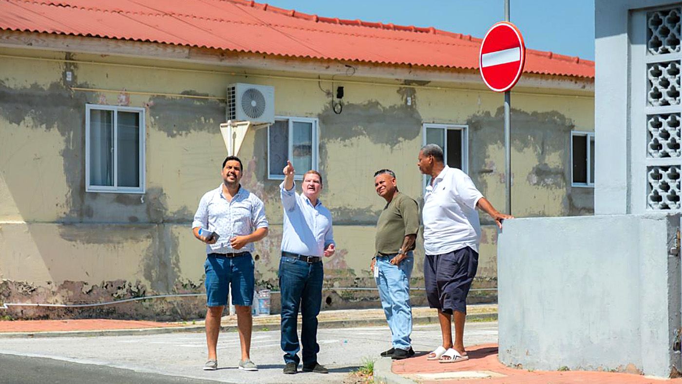 Trahando riba plannan pa bin cu un Mural nobo pa honra Julio Bernardo Euson