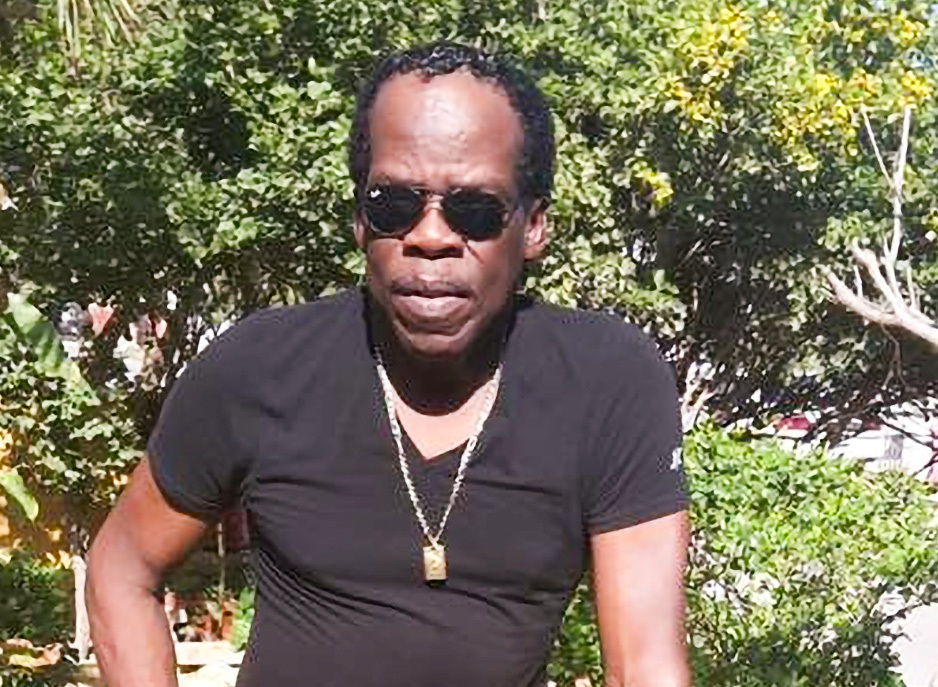 Un ex-docente cu amor grandi pa educacion a fayece