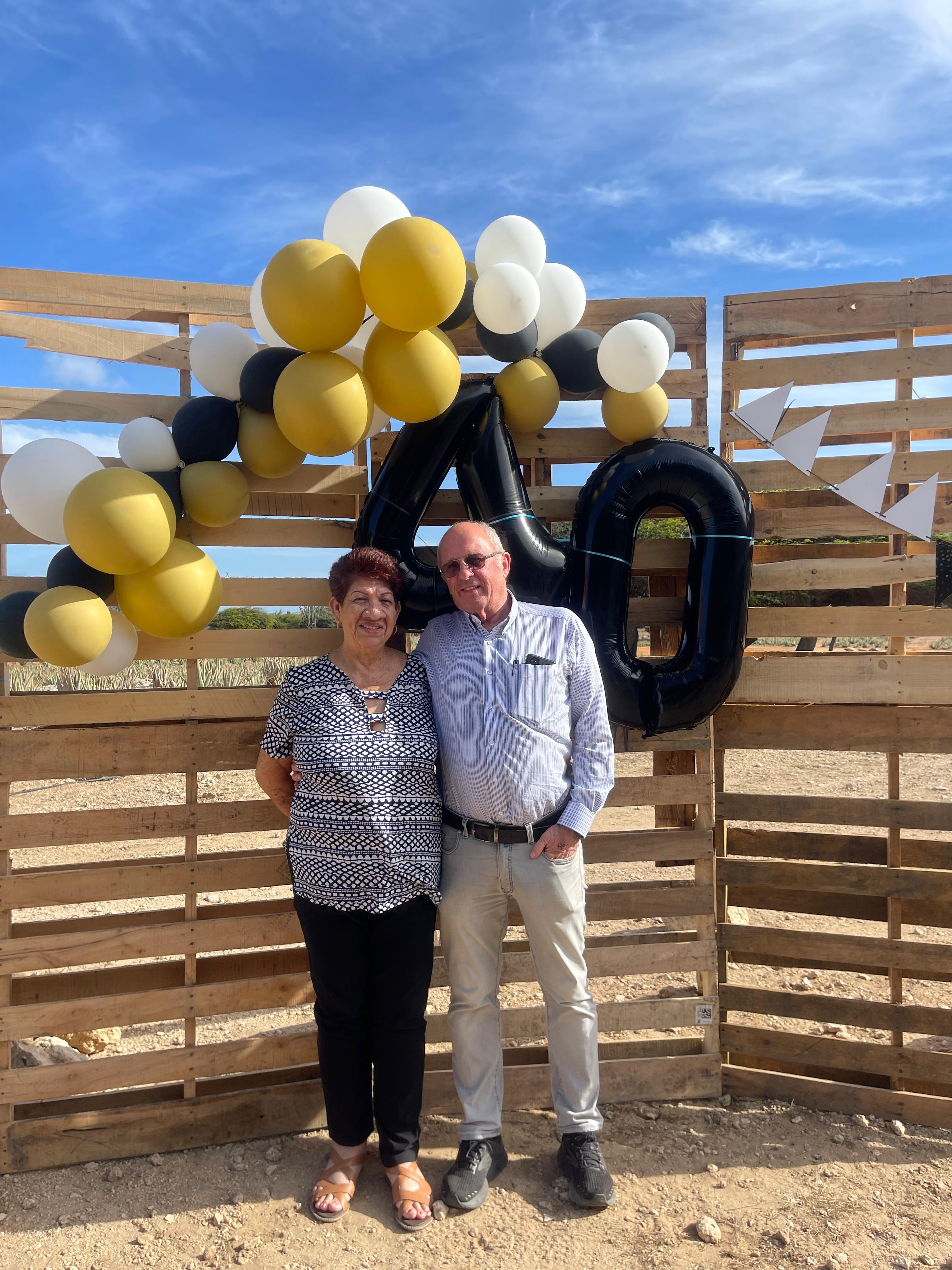 Dr. Koos Veel y señora Mena Kelly a celebra 40 aña di servicio na Royal ...